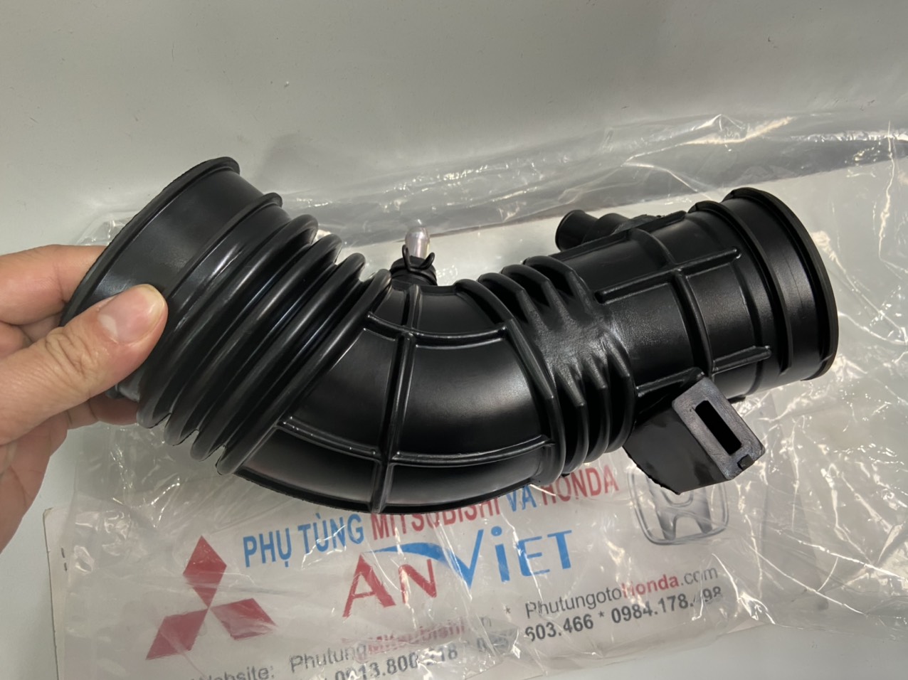 Cổ cao su hút gió vào động cơ xe Honda CIVIC 2011
